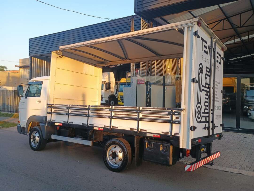 Caminhão VOLKSWAGEN VW 5140 Baú Sider ANO 2011 usado à venda